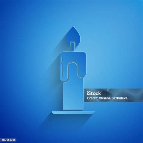 종이 잘라 파란색 배경에 고립 된 촛불 아이콘을 굽기 불타는 불꽃과 원통형 방향족 촛불 스틱 해피 할로윈 파티 종이 아트 스타일입니다 벡터 일러스트레이션 교회에 대한 스톡