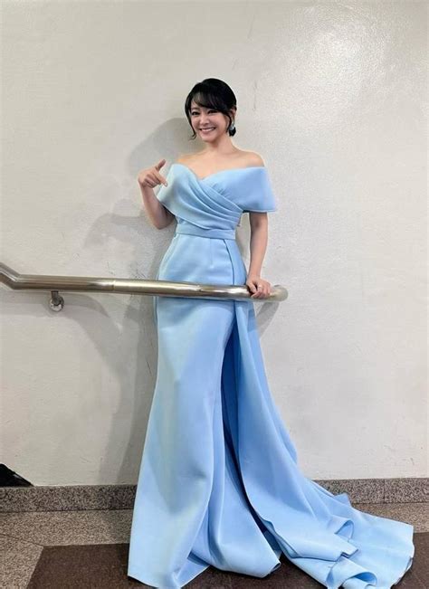 패션엔 뮤지컬 배우 김소현 얼마나 말랐으면 계단 봉 사이 쏙 오프숄더 드레스룩