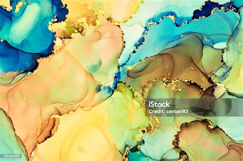 알코올 잉크 기술의 천연 고급 추상 유체 예술 그림 부드럽고 꿈꾸는 벽지 투명한 파도와 황금 소용돌이를 만드는 색상의 혼합물 포스터용 기타 인쇄물 0명에 대한 스톡 사진 및