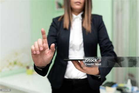 한 손가락으로 핸드폰을 들고 중요한 아이디어를 가리키는 사업가 전화를 가지고 있고 화면에 최근 업데이트를 표시하는 여성 늦은 뉴스를 표시하는 임원 35 39세에 대한 스톡