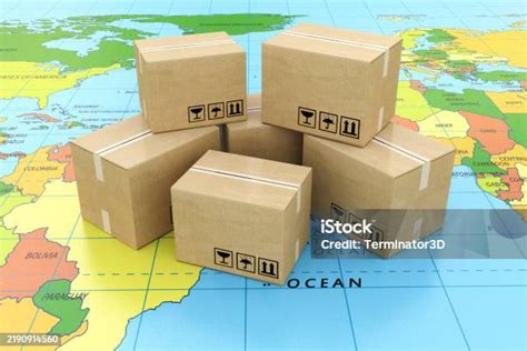 글로벌 물류 배송 및 전 세계 배송 비즈니스 개념 세계 지도에 소포 상품이 있는 쌓인 골판지 상자 더미 개념에 대한 스톡 사진 및 기타 이미지 Istock