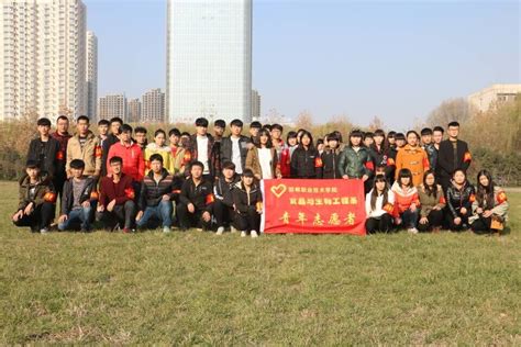 师生共捡垃圾集体美化校园 邯郸职业技术学院