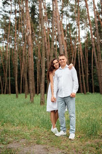 여름 화창한 날에 아름다운 숲을 즐기고 재미와 사랑에 젊은 부부의 전체 높이 초상화 야외에 대한 스톡 사진 및 기타 이미지 야외 커플 25 29세 Istock