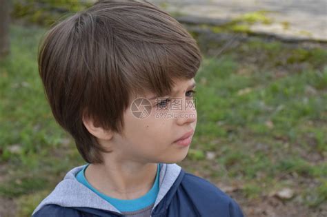 一个小男孩的美高清图片下载 正版图片505839070 摄图网