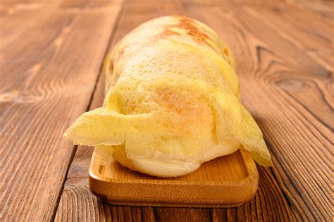 계란과 잘게 썬 돼지고기와 바베큐 돼지고기를 곁들인 프론트 뷰 롤 0명에 대한 스톡 사진 및 기타 이미지 0명 갈기갈기 찢어진 노랑 Istock