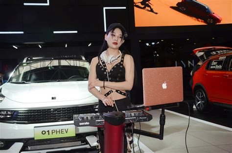 潘春春空降昆山车展引轰动,3套服装美艳秒杀全场 搜狐大视野 搜狐新闻 潘春春空降昆山车展引轰动,3套服装美艳秒杀全场 搜狐大视野 搜狐新闻