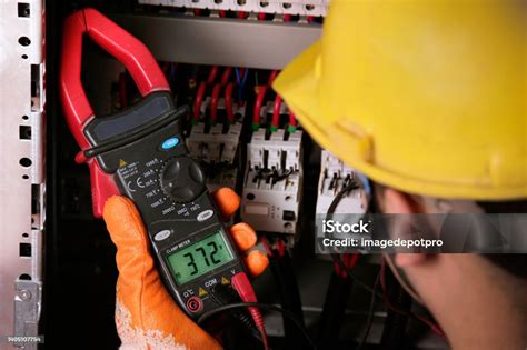 전기 패널에서 작업하는 전기 기술자 보호 장갑에 대한 스톡 사진 및 기타 이미지 보호 장갑 케이블 건설 산업 Istock