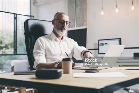 현대 Coworking 사무실에서 일 하는 성인 사업 자신감 남자 현대 모바일 노트북을 사용 하 여입니다 노트북에 대한 스톡 사진 및 기타 이미지 Istock