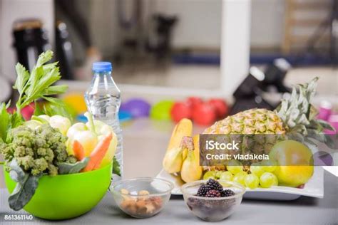 건강 한 라이프 스타일 개념 다이어트 및 피트 니스 건강 음식 스포츠 또는 운동 선수의 장비 건강관리와 의술에 대한 스톡 사진 및 기타 이미지 Istock