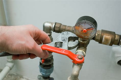 손상된 압력계를 교체하십시오 플럼핑 Servise 파이프라인의 압력 게이지가 불량합니다 금속 압력 센서 건강관리와 의술에 대한 스톡 사진 및 기타 이미지 Istock