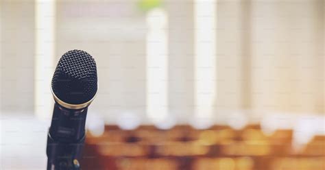 회의실 배경 학교 및 대학의 컨퍼런스 홀 선택적 초점 교육 또는 비즈니스 회의 및 이벤트 개념에서 마이크 처리 사진