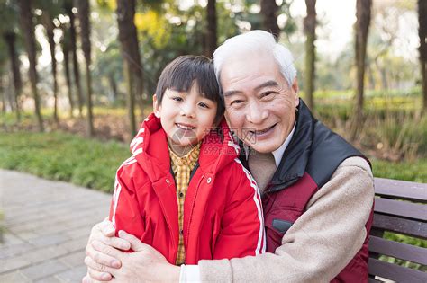 祖孙情爷爷和孙子依偎高清图片下载 正版图片501161204 摄图网