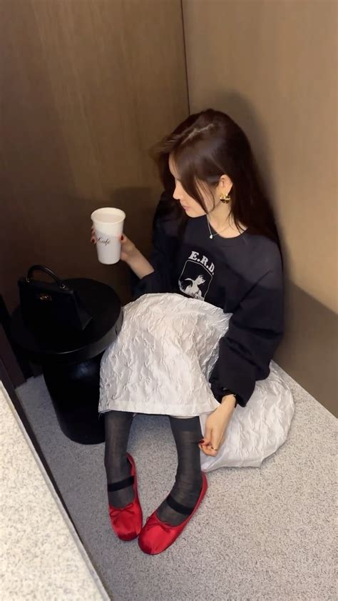 파티수 넉넉하고 여유 있는 품으로 편안하게 입기 좋고 티셔츠의 정면에 일러스트 프린팅으로 포인트를 주어 밋밋함이 없으며 소매에는 펀칭 라인과 트임이 있어 유니크한 매력의