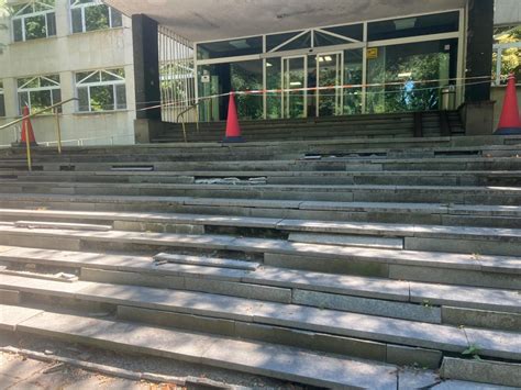 Защо входът на болница Лозенец изглежда така