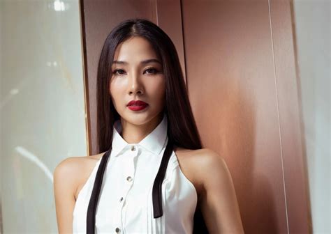 Ho Ng Th Y L N Ti Ng V Ph N Tr Nh Di N Th I Trang V Ng Ng I Xem