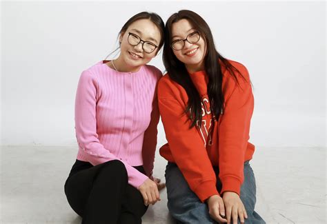 Б Багадаа тоондоо сайн найзынхаа хажууд өдөржингөө болсон явдлаа шулганаж суудаг инээдтэй