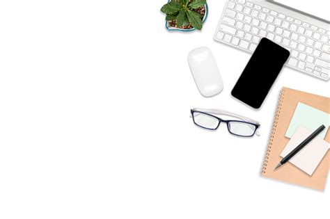 노트북 컴퓨터 디지털 태블릿 휴대 전화 및 액세서리와 함께 사무실 테이블의 평면 위치 사진 에 격리 된 흰색 배경 데스크톱 오피스 이랑 개념입니다 개념에 대한 스톡 사진 및