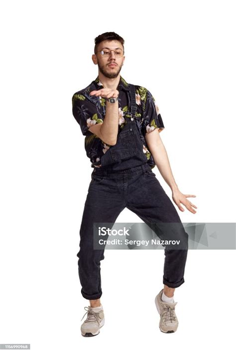 흰색 배경에 고립 된 스튜디오에서 춤추는 재미있는 남자의 전체 길이 초상화 스튜디오 촬영에 대한 스톡 사진 및 기타 이미지