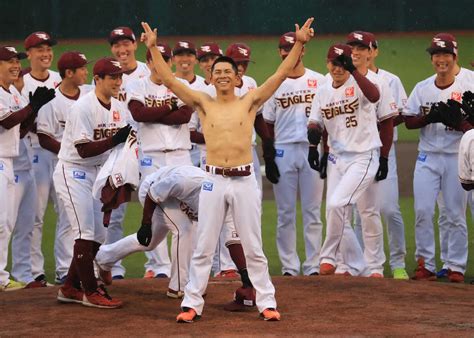 チームメイトに胴上げをされた後上半身裸で姿を現す福山撮影篠原岳夫 スポニチ Sponichi Annex 野球