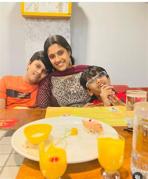 தமிழும் சரவஸ்வதியும் சீரியல் நடிகை மீரா கிருஷ்ணனின் குடும்பத்தை பார்த்துள்ளீர்களா