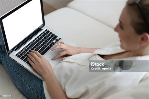 빈 흰색 데스크톱 화면랩 컴퓨터 키보드를 사용하고 입력하는 여성의 이미지를 모형으로 만듭니다 25 29세에 대한 스톡 사진 및 기타 이미지 Istock