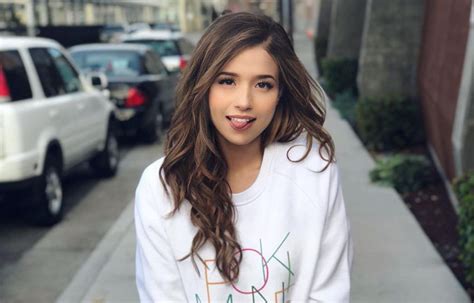 Nữ Streamer Xinh đẹp Pokimane Tiết Lộ Mỗi Tháng Phải Bỏ Ra Số Tiền