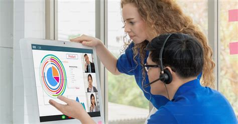 화상 통화 그룹 비즈니스 사람들은 가상 작업 공간 또는 원격 사무실에서 만납니다 스마트 비디오 기술을 사용하여 전문 기업 비즈니스의 동료와 소통하는 원격 근무 전화 회의