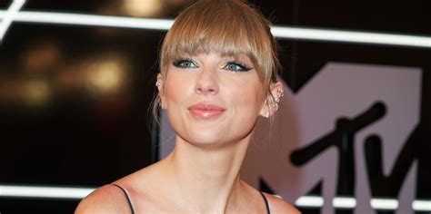 Taylor Swift Deslumbra Con Su ‘naked Dress En La Alfombra Roja De Los