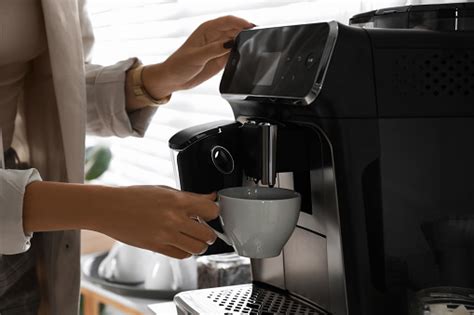 사무실에서 현대적인 기계로 신선한 향기로운 커피를 준비하는 아프리카 계 미국인 여성 클로즈업 기계류에 대한 스톡 사진 및 기타