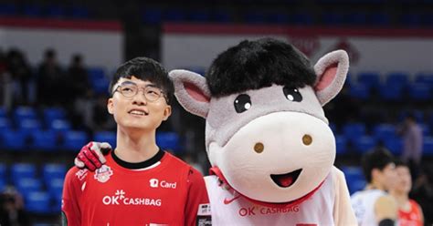 페이커 이상혁 마스코트와 기념촬영 [mk포토]