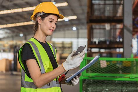 공장에서 기술자 엔지니어 검사관에 의한 속성 또는 로트 품질 보증 샘플링 생산 품질 테스트 확인 프로세스에 의한 산업 수용