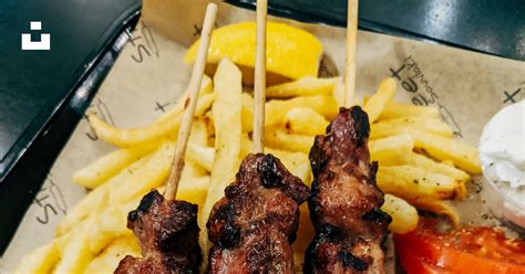 얇게 썬 토마토와 녹색 야채를 화이트 세라믹 접시에 담은 구운 고기 사진 Unsplash의 무료 음식 이미지