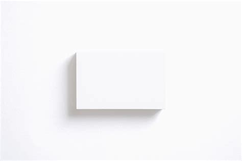 빈 명함은 흰색에 격리되어 있습니다 그래픽 디자이너 프레젠테이션 및 포트폴리오를 위한 모형 템플릿입니다 3d 렌더링 0명에 대한