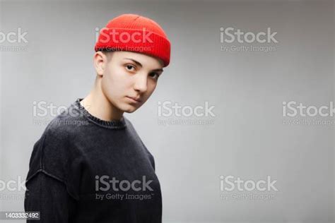 회색 배경에 블라우스와 빨간 모자를 쓰고 짧은 머리를 가진 소녀 20 24세에 대한 스톡 사진 및 기타 이미지 20 24세 20 29세 갈색 머리 Istock