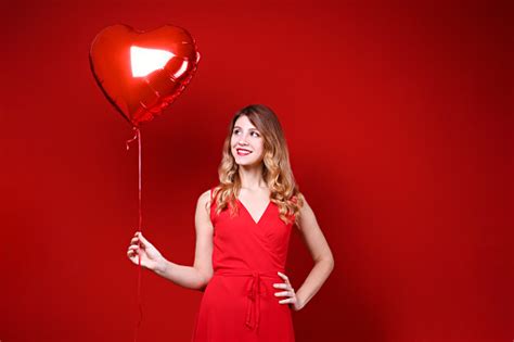 물결 모양의 머리를 가진 여성 모델과 해피 발렌타인 데이 개념 이미지 곱슬 머리에 대한 스톡 사진 및 기타 이미지 곱슬 머리 공기 주입 관능 Istock