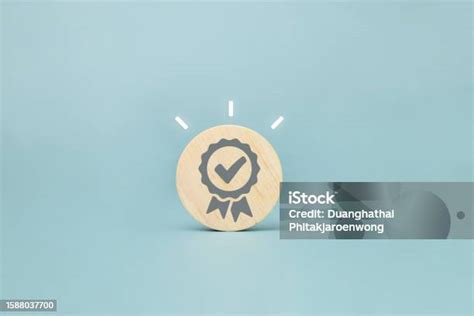 나무 입방체에 인증서 보증 아이콘 국제 표준화 기구 Iso 및 품질 관리 인증 개념 최고의 서비스 품질 보증 표시 복종에 대한 스톡 사진 및 기타 이미지 Istock