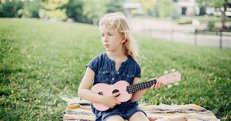 야외에서 분홍색 기타 장난감을 연주하는 귀여운 사랑스러운 금발 소녀 공원에서 음악을 연주하고 노래를 부르는 아이 어린이 아이들을위한 취미 활동 부드럽고 기억에 남는