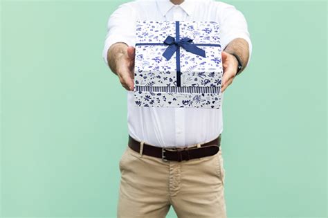 그것의 당신을 위해 배달 사람 상자를 들고입니다 밝은 녹색 배경에 촬영 스튜디오 12월에 대한 스톡 사진 및 기타 이미지 12월 고전 양식 기업 재무와 산업 Istock