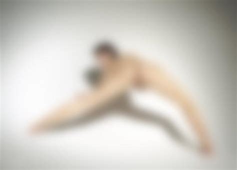 爱丽儿极端裸体 100 个裸体女孩