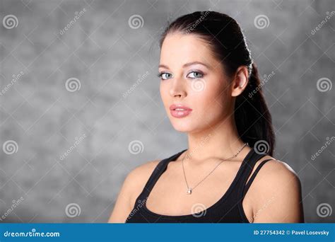 Ritratto Di Bella Ragazza Del Brunette Fotografia Stock Immagine Di Adulto Clavicola