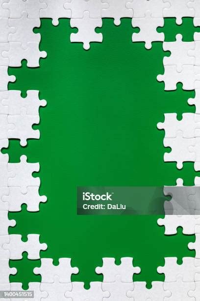 흰색 직소 퍼즐로 만든 사각형의 형태로 프레임 프레임 텍스트와 직소 퍼즐 녹색 배경에 직소 퍼즐 조각으로 만든 프레임 지그소
