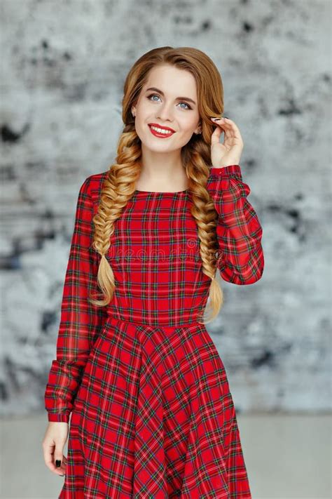 Retrato De Uma Menina De Sorriso Bonita Glamoroso Com Makeu Brilhante