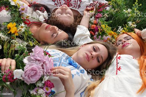 풀밭에 누워있는 우크라이나어 소녀 상단보기 국가 Vyshyvanka 의상과 꽃에서 화환에 우크라이나어 여자 민족 우크라이나어 의상 네 명의 아름다운 우크라이나어 소녀