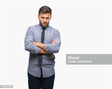 격리 된 배경 회의론 및 교차 팔과 얼굴에 긴장 Disapproving 식 젊은 잘생긴 비즈니스 사람 부정적인 사람입니다 남자에 대한 스톡 사진 및 기타 이미지 Istock