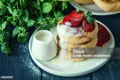 닫습니다 전통적인 소박한 아침 식사 갓 만든 치즈 팬케이크 크림을 붓고 딸기로 장식 복사 공간 0명에 대한 스톡 사진 및 기타 이미지 Istock
