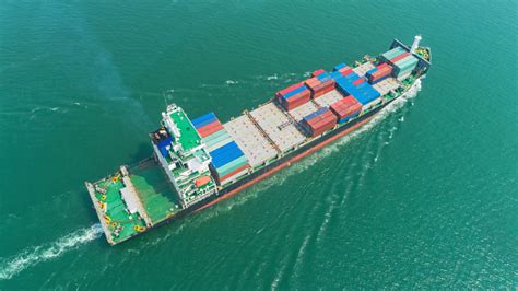 녹색 바다에 공중 콘테이너 배는 기중 기 교량에 있는 짐 콘테이너를 위해 항구에가는 물류 수입 수출 운송 또는 운송 0명에 대한 스톡 사진 및 기타 이미지 Istock