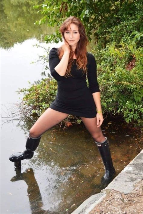 Pin By Tony On The Miniskirt Of Yesterday And Today Tall Women Fashion Short Skirt Babes