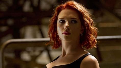 สการ์เล็ตต์ โจแฮนสันในชุดสีชมพูอ่อน โดดเด่นสะดุดตา