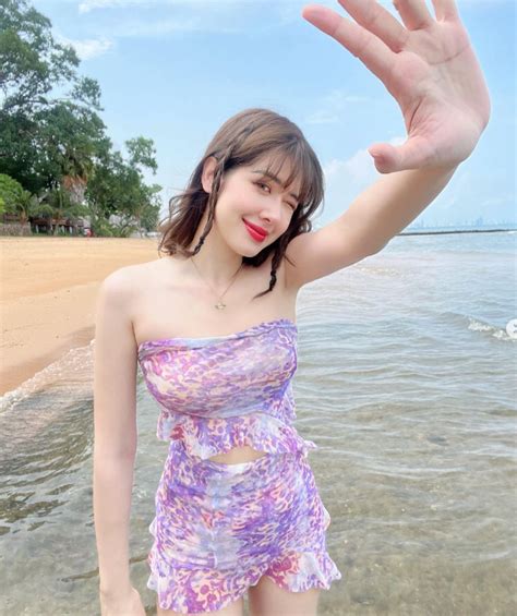 ร้องว้าวเลย มิ้นท์ นวินดา ใส่เสื้อคอลึก โชว์ผิวขาวราวกับหลอดไฟ