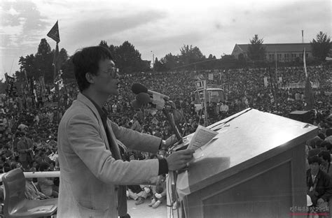 거국중립내각실천대회에서 연설하는 민주인사 2